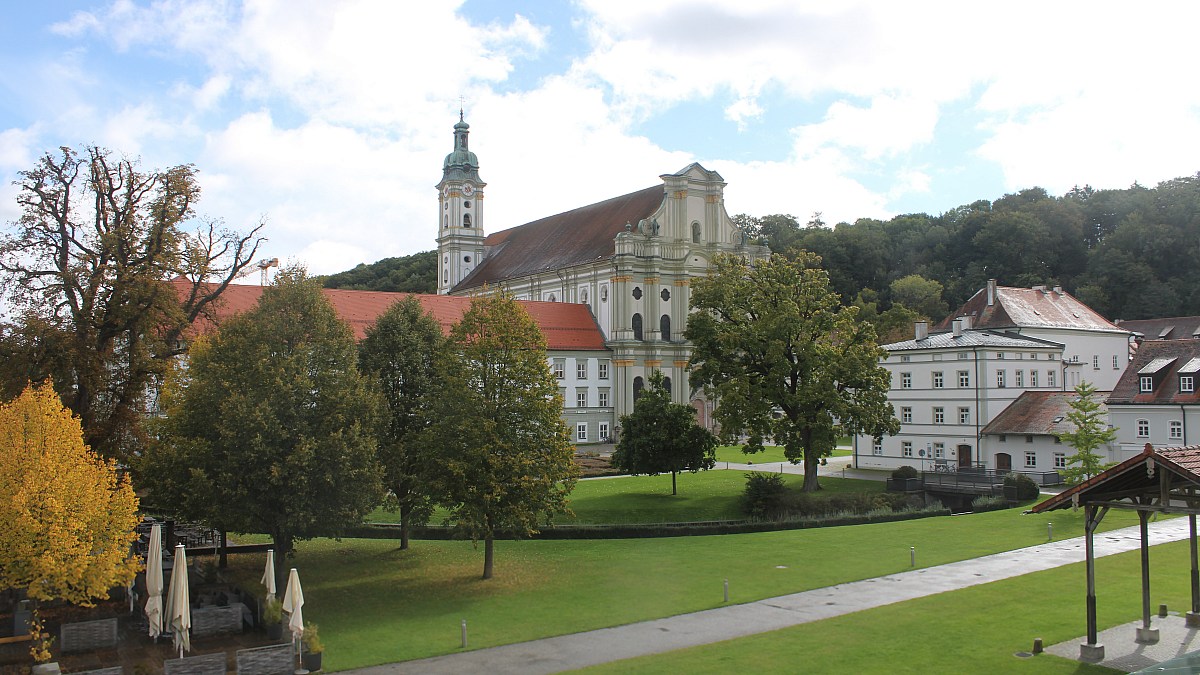 Veranstaltungsforum Fürstenfeld - Blick zur Klosterkirche - Foto-Webcam.eu