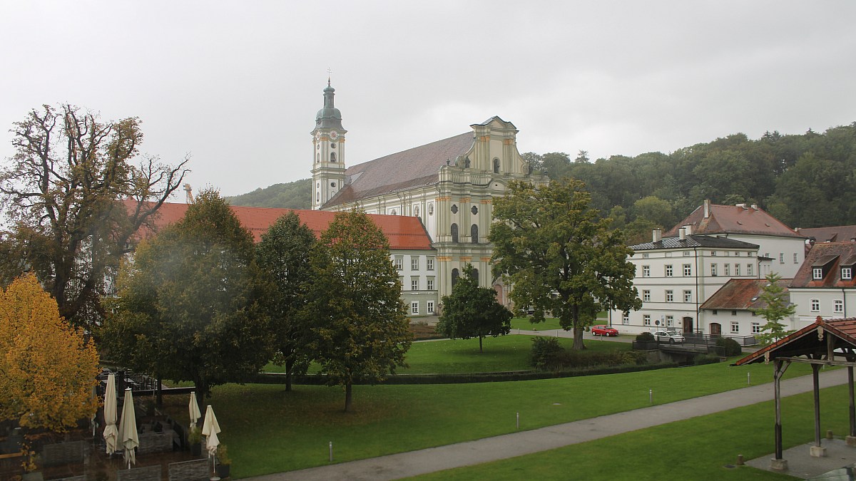 Veranstaltungsforum Fürstenfeld - Blick zur Klosterkirche - Foto-Webcam.eu