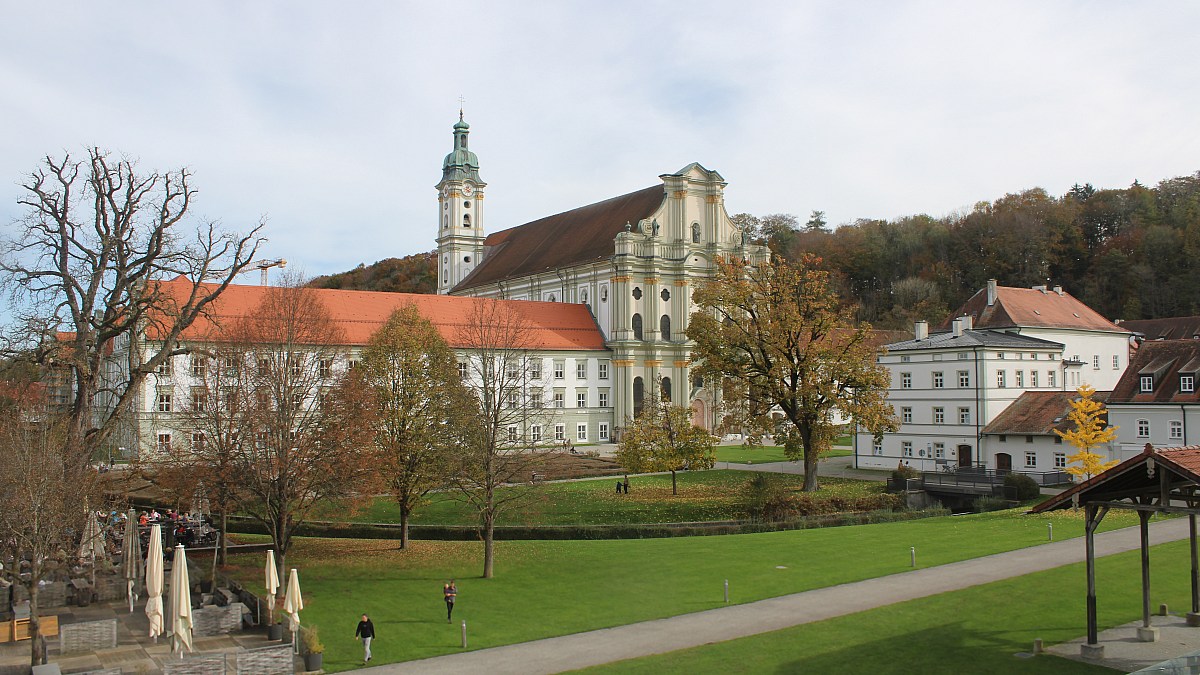 Veranstaltungsforum Fürstenfeld - Blick zur Klosterkirche - Foto-Webcam.eu