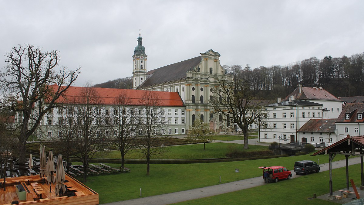 Veranstaltungsforum Fürstenfeld - Blick zur Klosterkirche - Foto-Webcam.eu