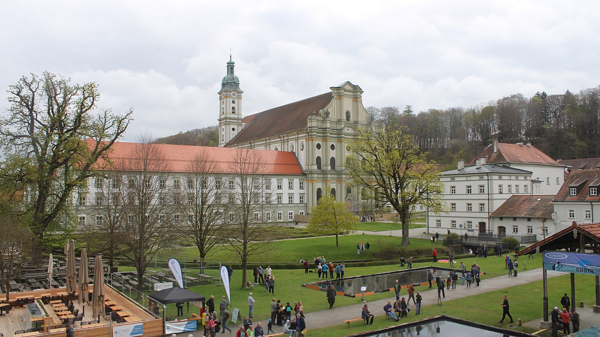 Veranstaltungsforum Fürstenfeld - Blick zur Klosterkirche - Foto-Webcam.eu