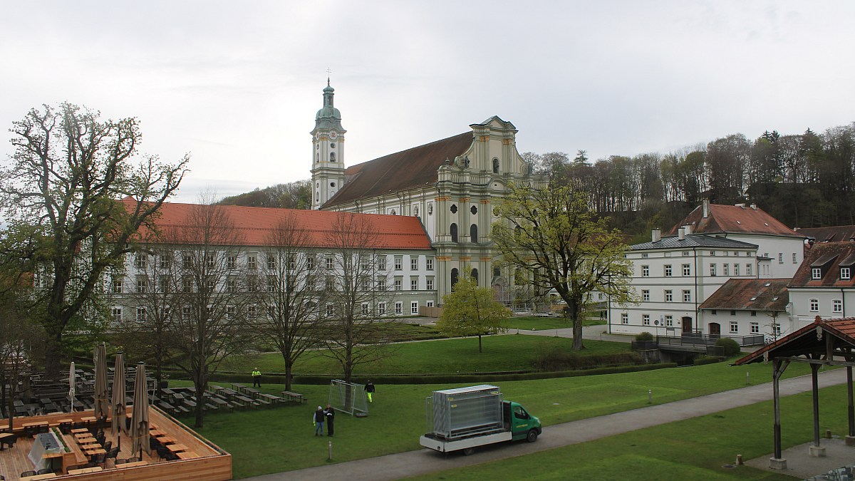 Veranstaltungsforum Fürstenfeld - Blick zur Klosterkirche - Foto-Webcam.eu