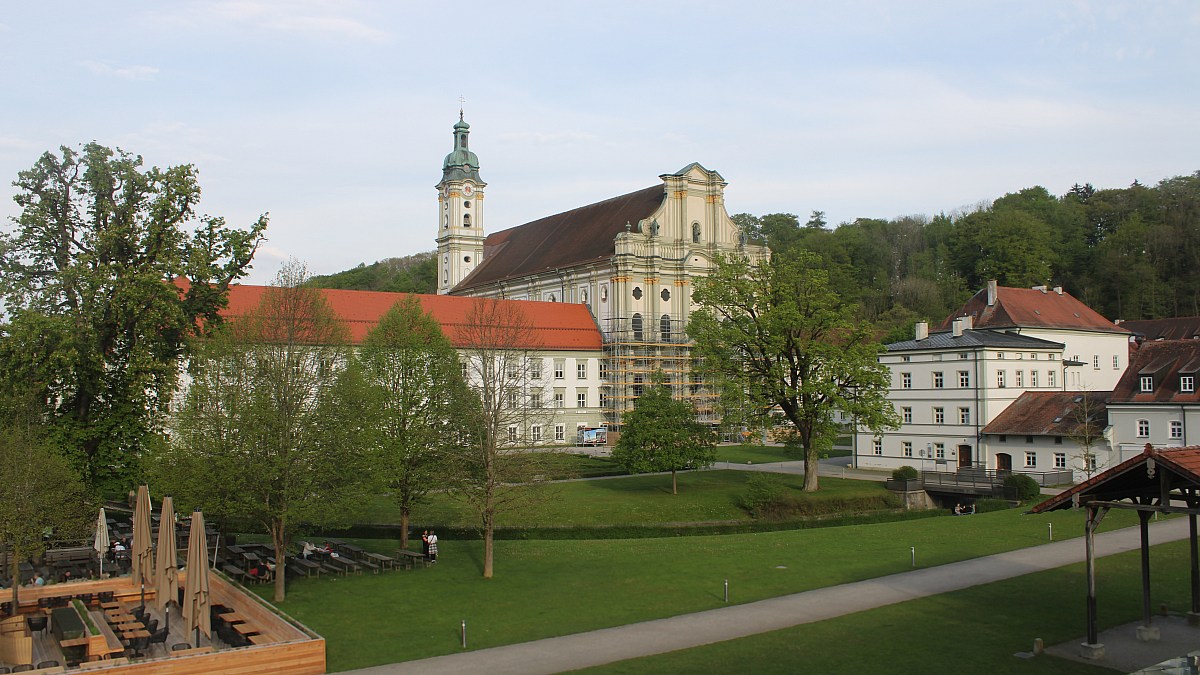 Veranstaltungsforum Fürstenfeld - Blick zur Klosterkirche - Foto-Webcam.eu