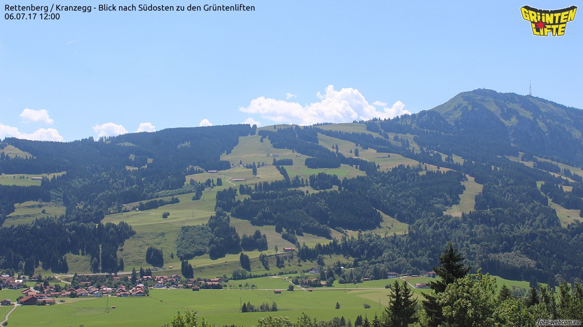 Rettenberg / Kranzegg - Blick nach Südosten zu den Grüntenliften - Foto ...