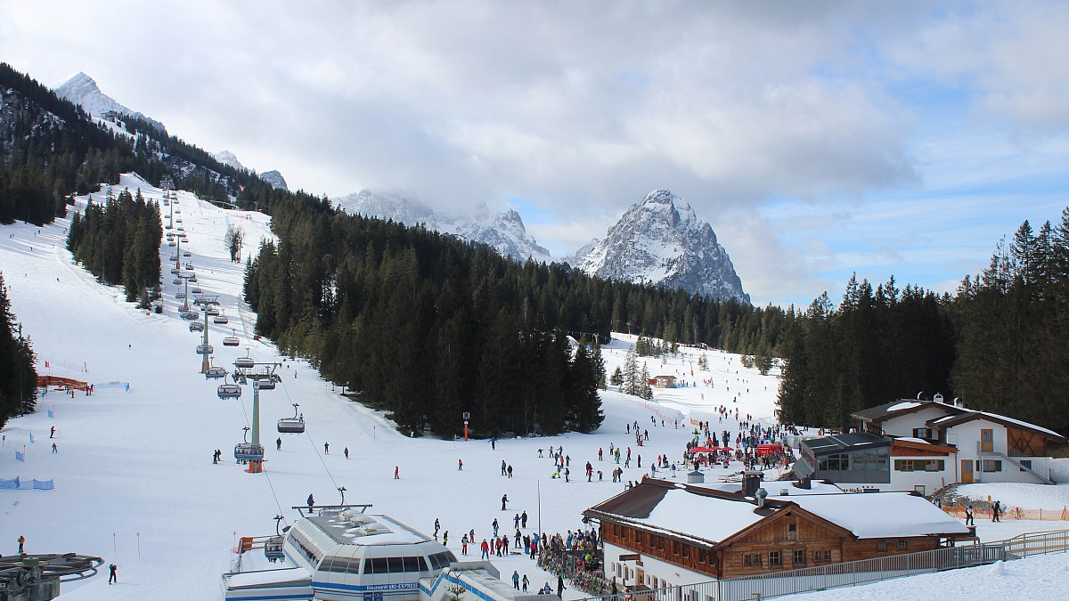 Hausberg - Garmisch-Classic - Blick nach Südwesten - Foto-Webcam.eu