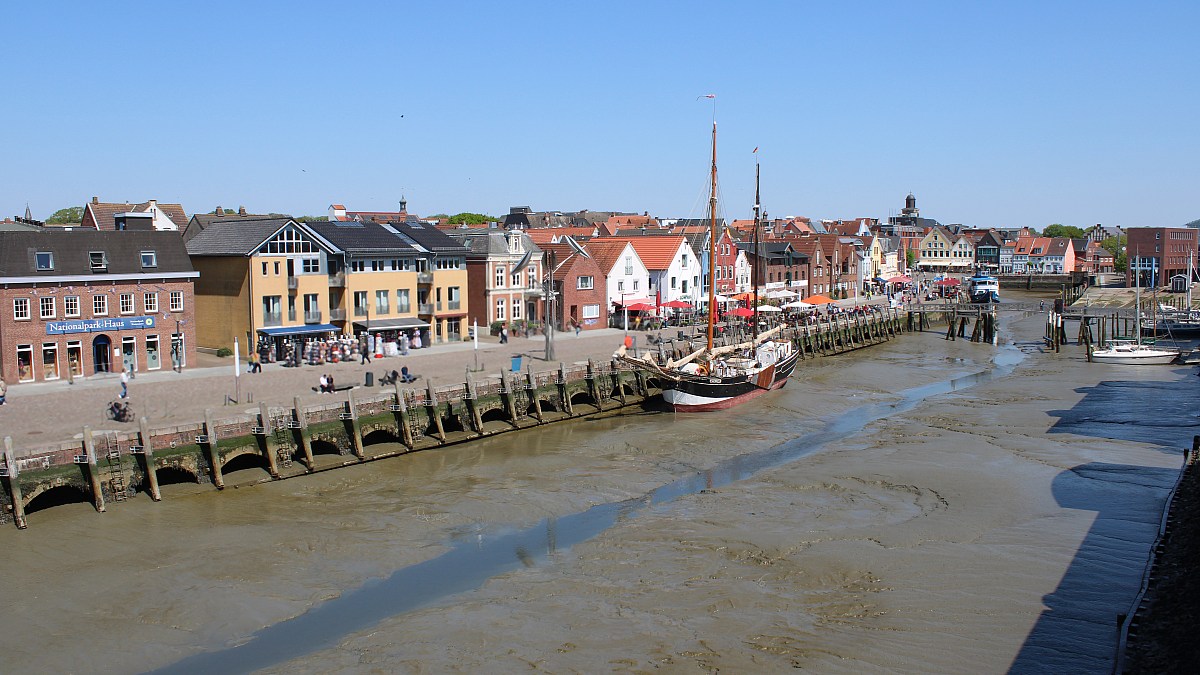 Husum / Hafenklappbrücke - Blick nach Norden - Foto-Webcam.eu