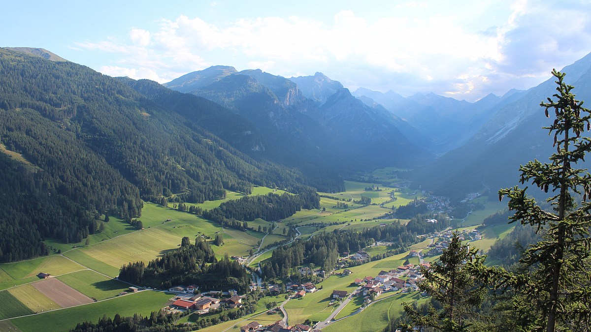 Trins / Adlerblick - Blick nach Südwesten ins Gschnitztal - Foto-Webcam.eu
