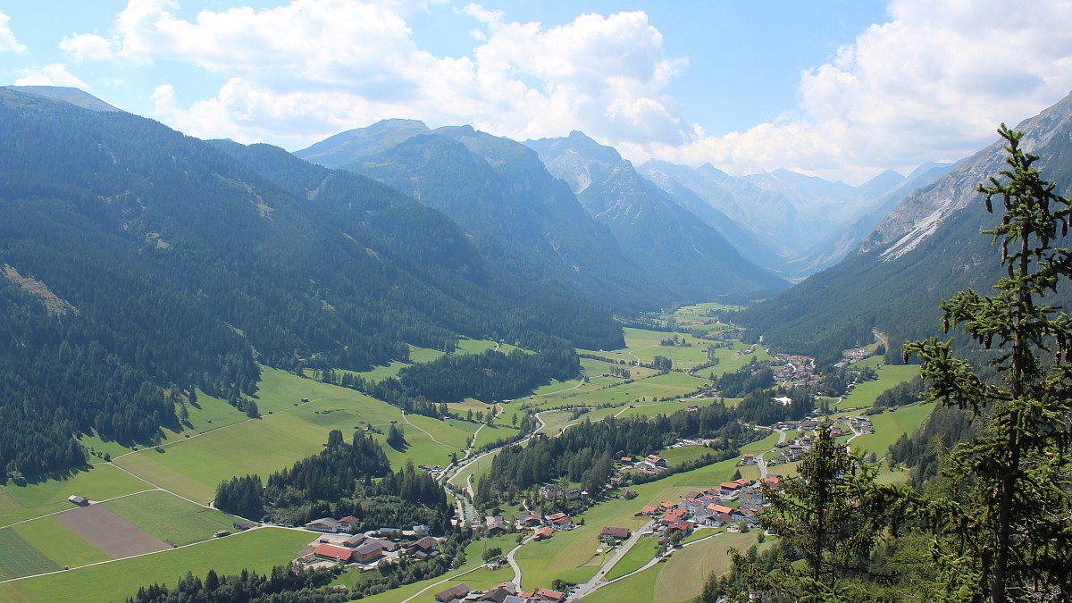 Trins / Adlerblick - Blick nach Südwesten ins Gschnitztal - Foto-Webcam.eu