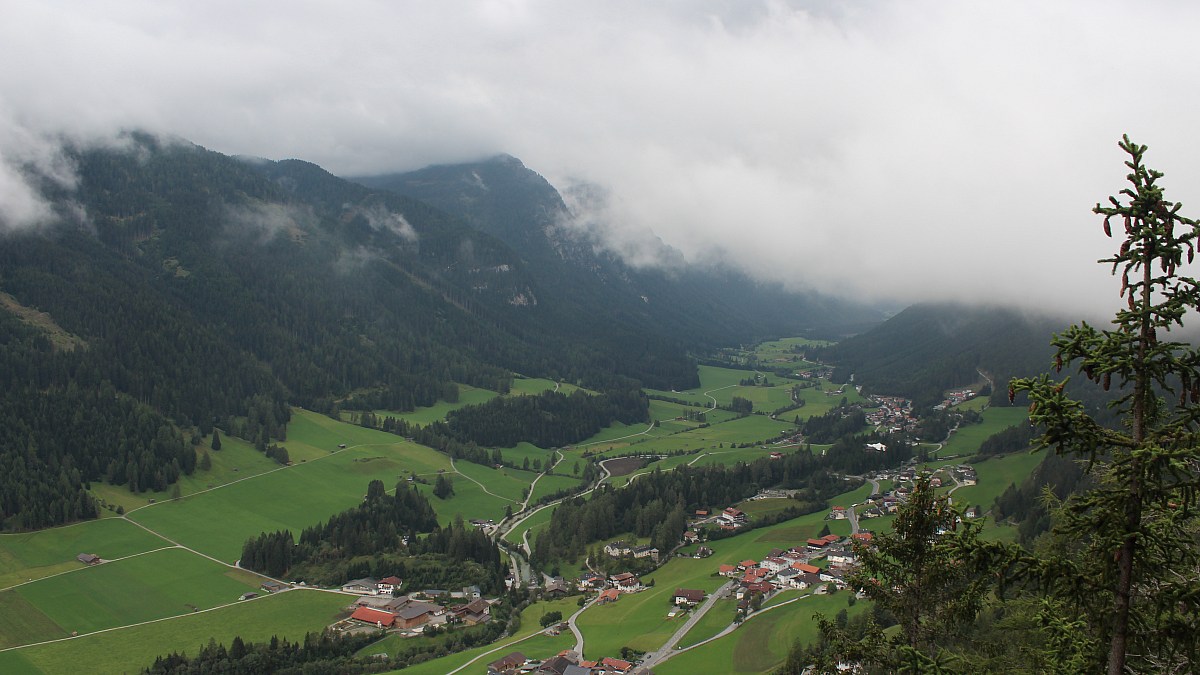 Trins / Adlerblick - Blick nach Südwesten ins Gschnitztal - Foto-Webcam.eu