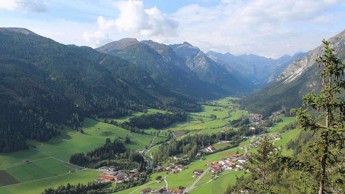 Trins / Adlerblick - Blick nach Südwesten ins Gschnitztal - Foto-Webcam.eu