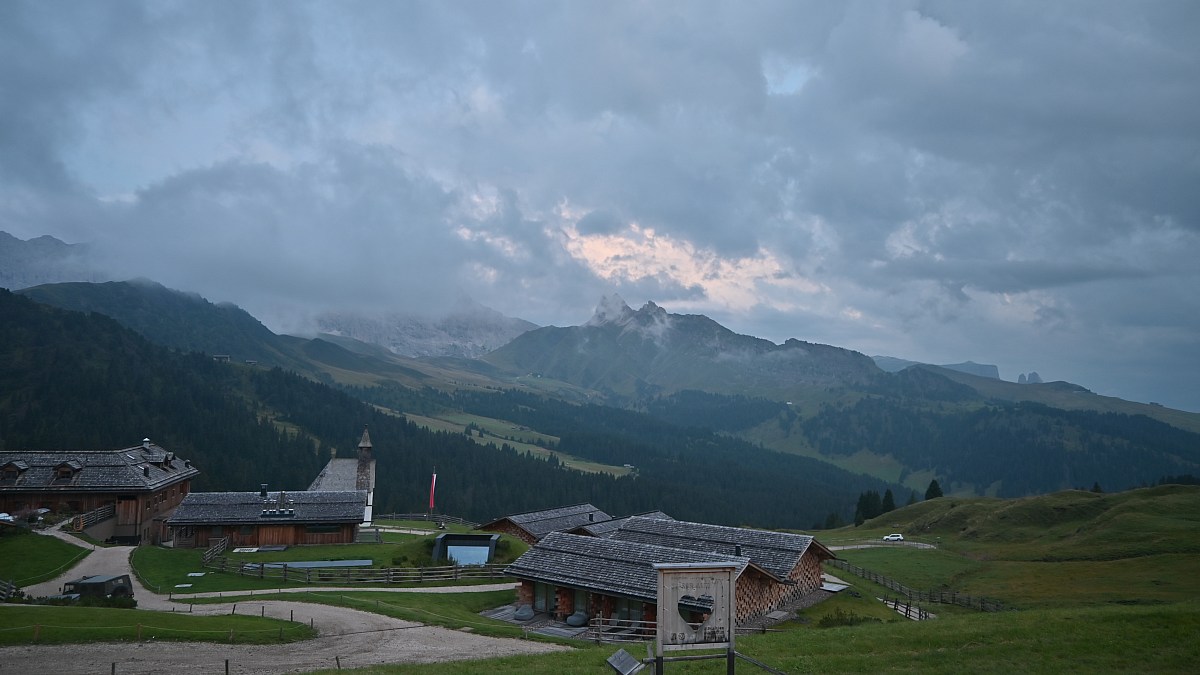 Seiser Alm / Zallinger - Blick nach Westen zum Schlern - Foto-Webcam.eu