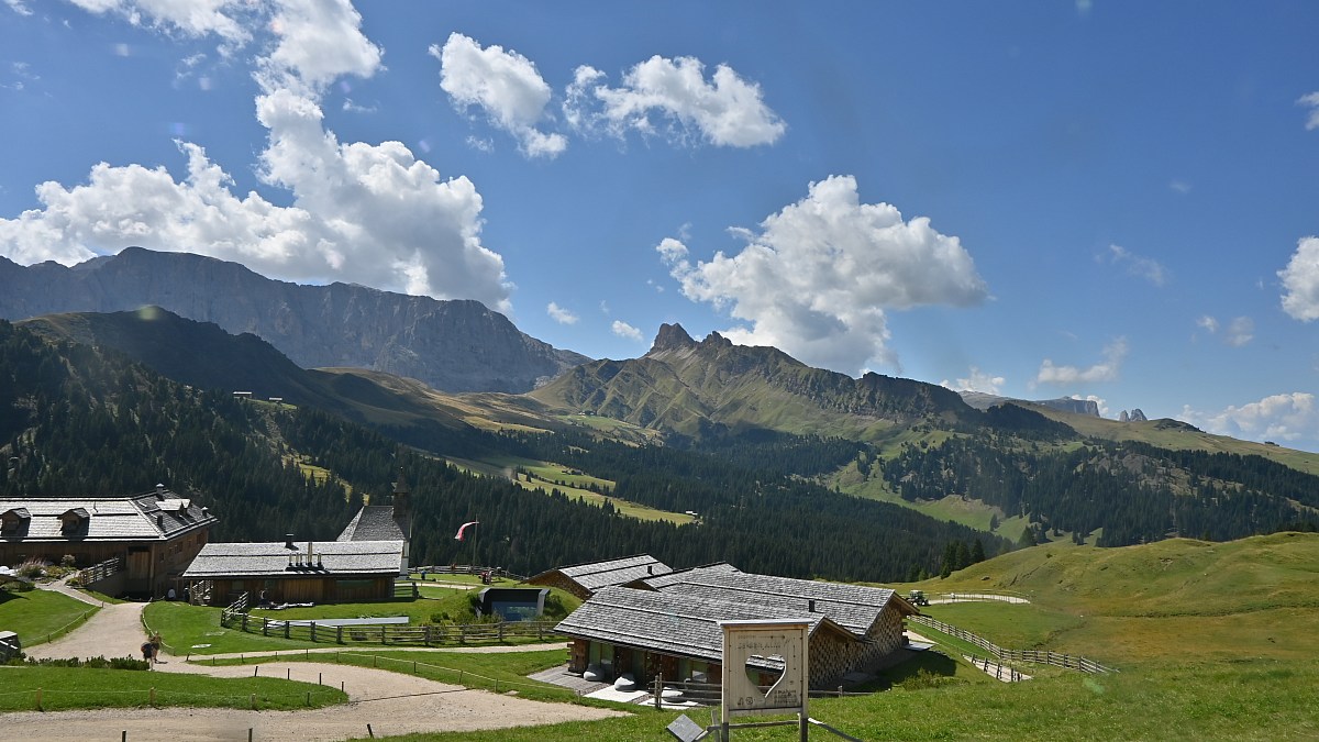 Seiser Alm / Zallinger - Blick nach Westen zum Schlern - Foto-Webcam.eu